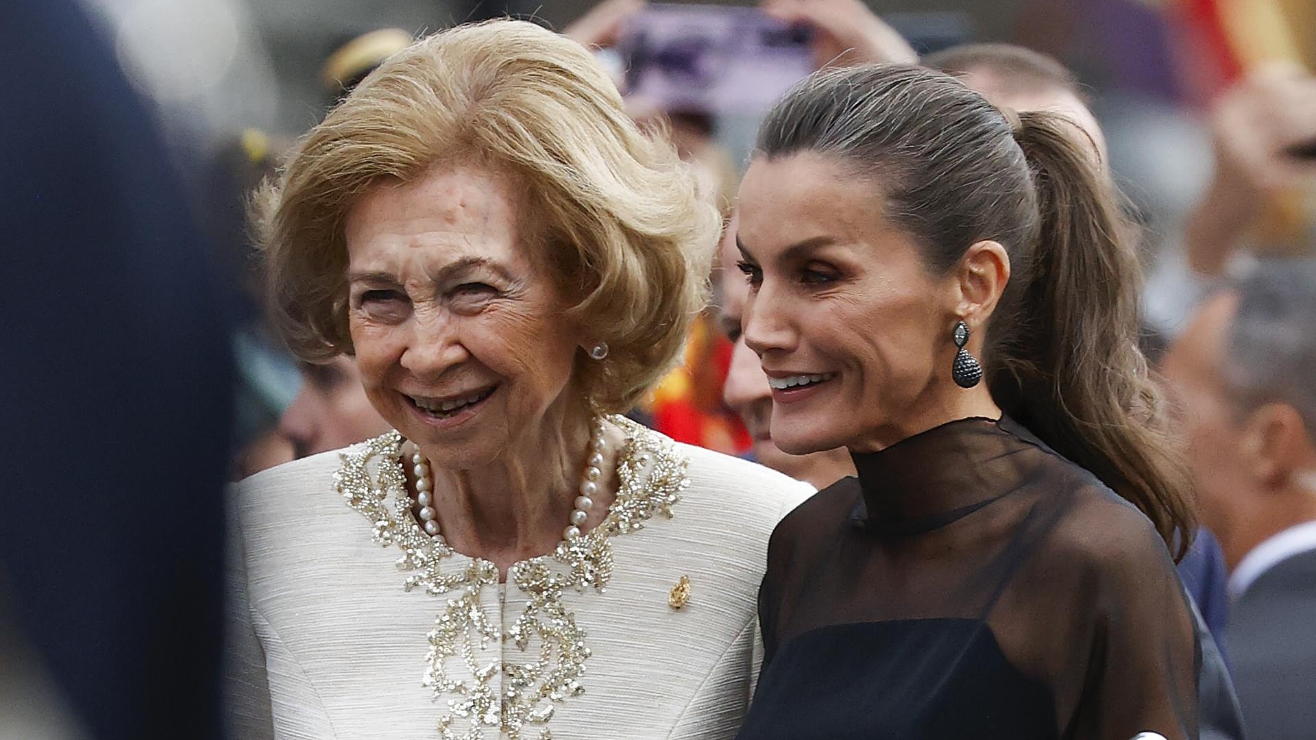 Por qué la reina Sofía sí va a conmemorar el 50 aniversario de la monarquía, junto a Letizia y ...